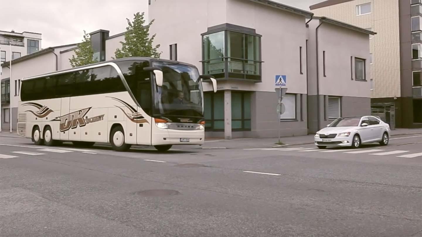 Ennakoi ja jousta liikenteessä – iso ajoneuvo tarvitsee paljon tilaa