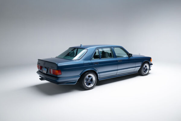 Huutokauppahelmet: Mercedes-Benz 500 SEL AMG "Blueberry"