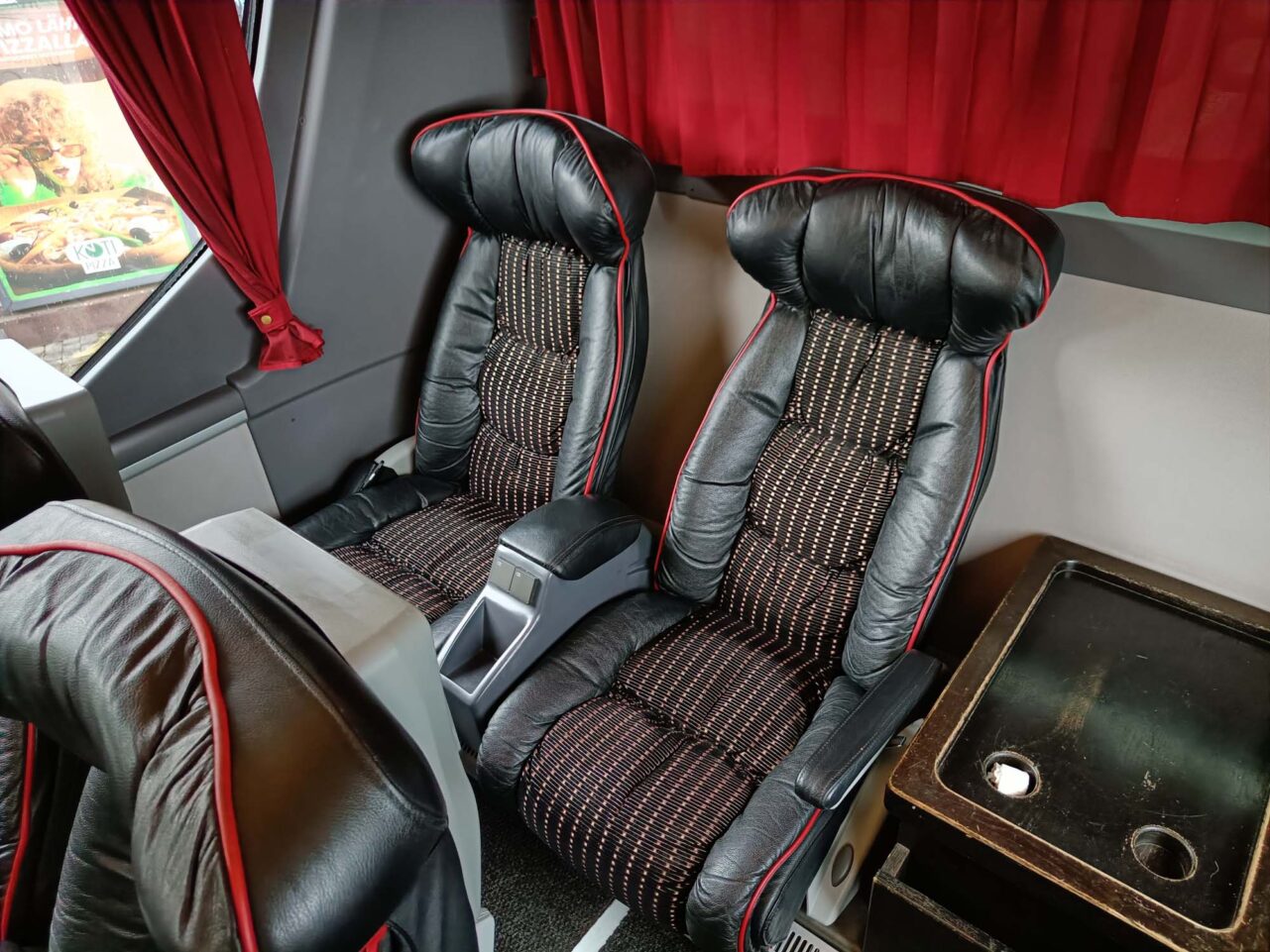 Lux Express by OnniBus -vuorolla Helsingistä Jyväskylään – näin premium ...