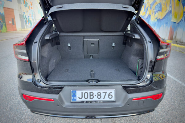 Koeajo: Volvo EC40 Black Edition – viimeinen huipennus ennen loppua