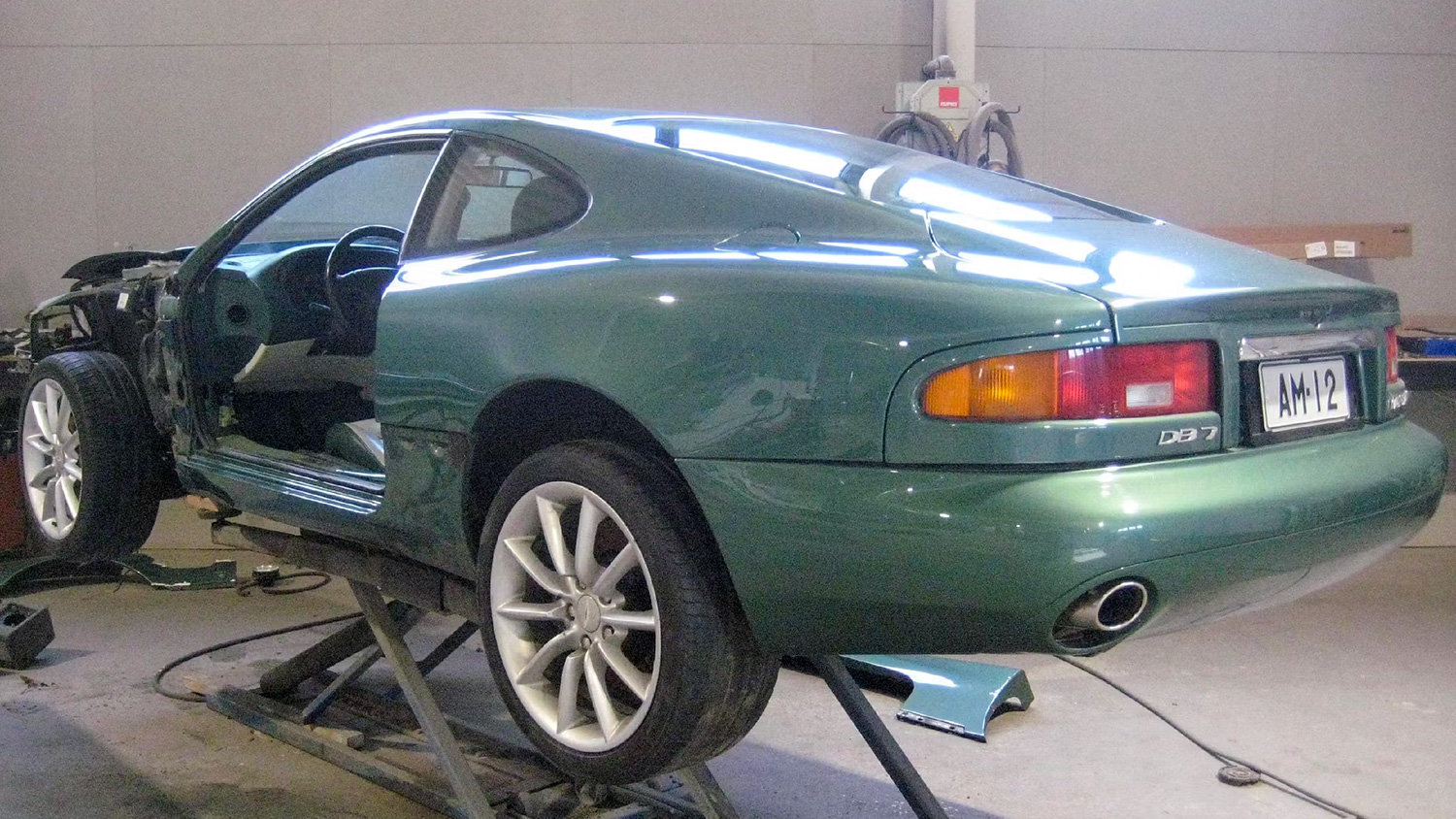 Huutokauppahelmet: Aston Martin DB7 Vantage