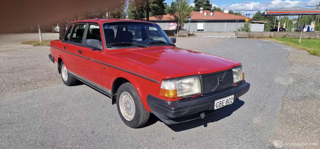 Huutokauppahelmet: Yhden omistajan Volvo 240 GL '92